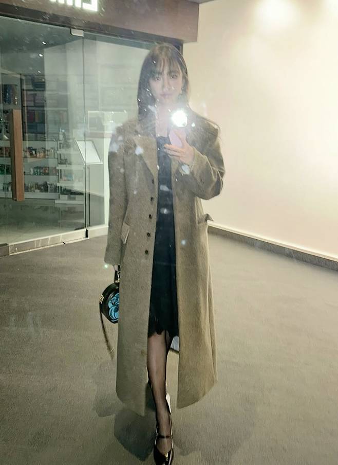 윤은혜 올 겨울 최강 얼죽코 핏 샷 흔들려도 갬성 충만 롱 코트 얼죽코룩 패션엔
