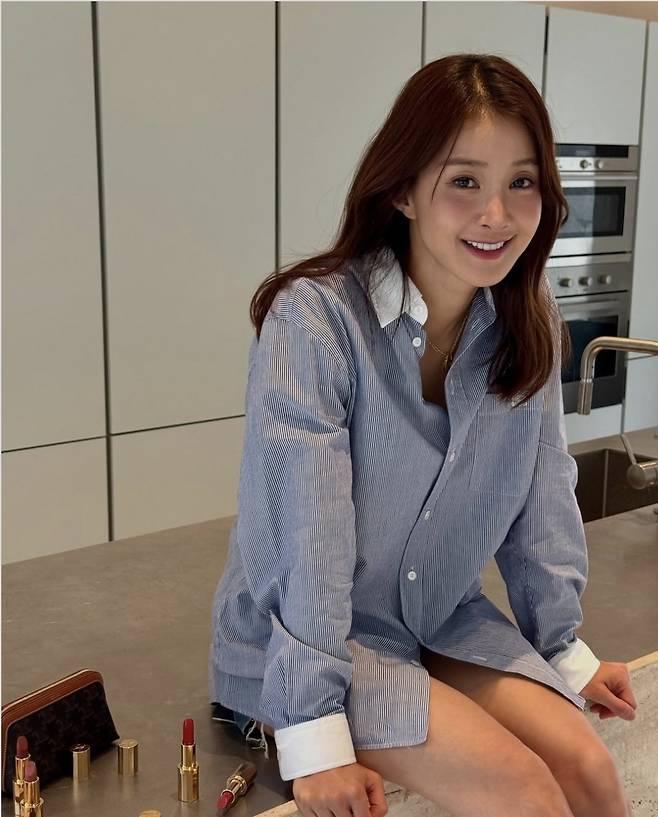 이시영 홈웨어도 하의실종 슬리퍼 신은 미국 스타일 청순 셔츠룩 대본은 내운명