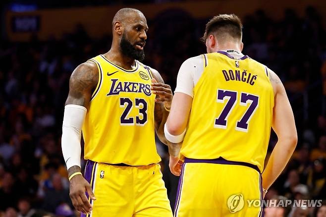 Nba 레이커스 돈치치 데뷔전서 압승이제 제임스는 달린다