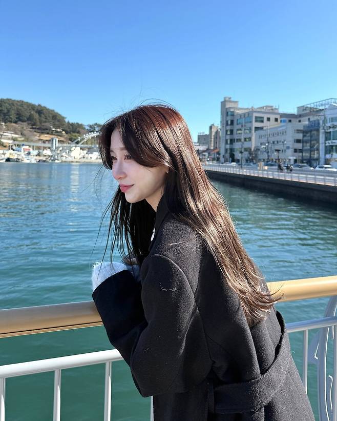 김민지 통영 바다를 배경으로 루즈한 니트미니스커트 감성적인 겨울 룩 연출 K스타패션