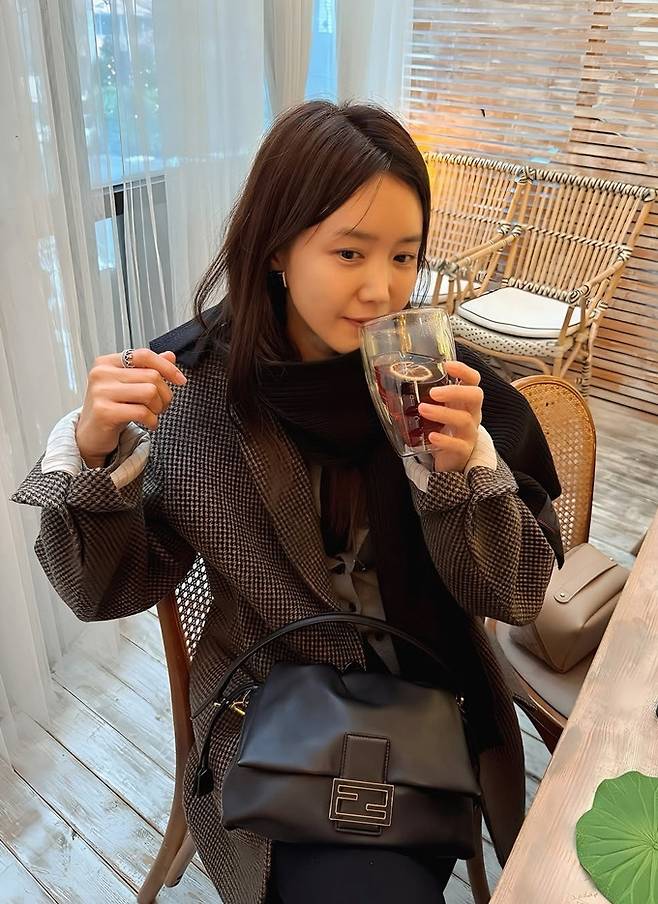 채정안 얼죽코 가고 재킷 왔다 스웨터 두른 재킷 100점 간절기 스타일 외출룩 패션엔