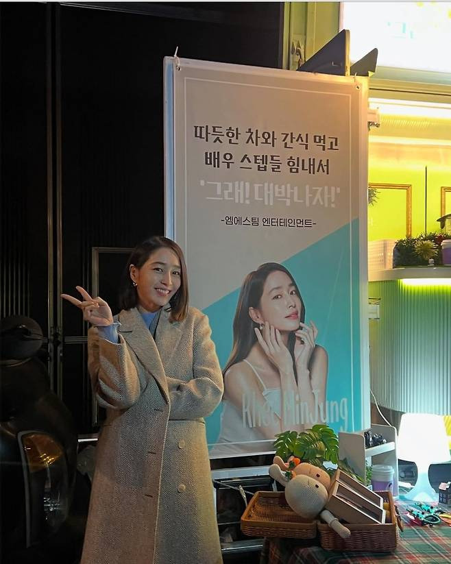 이민정 패션부터 복귀 준비 완료 ‘얼죽코 끝판왕 핫핑크 롱 코트룩 스타와 라이프