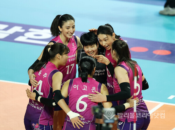 배구여제 김연경 정윤주 35점 합작 흥국생명 8연승 질주gs칼텍스에 3 1 역전승