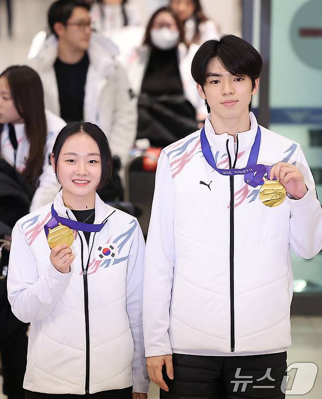 역대 최초 남녀 동반 금메달 김채연·차준환 금의환향