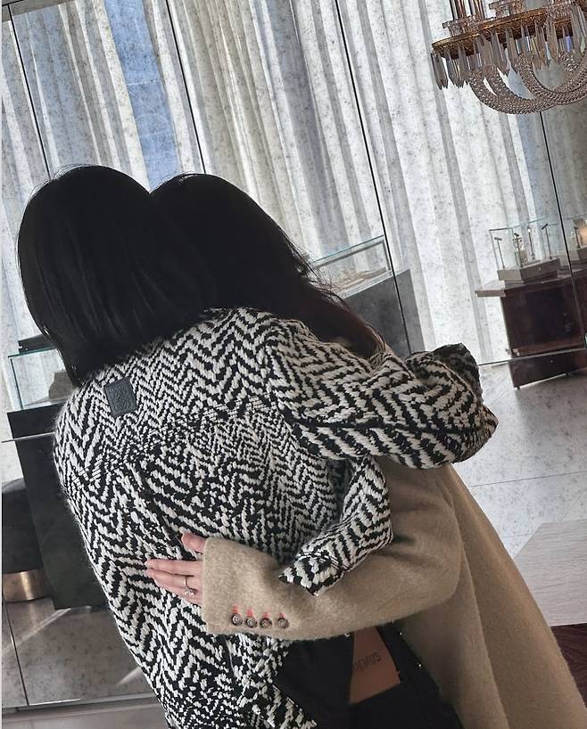 서예지 겨울 고급美 끝판왕 미모의 똑 단발 뽐낸 모노크롬 퍼 재킷룩 대본은 내운명