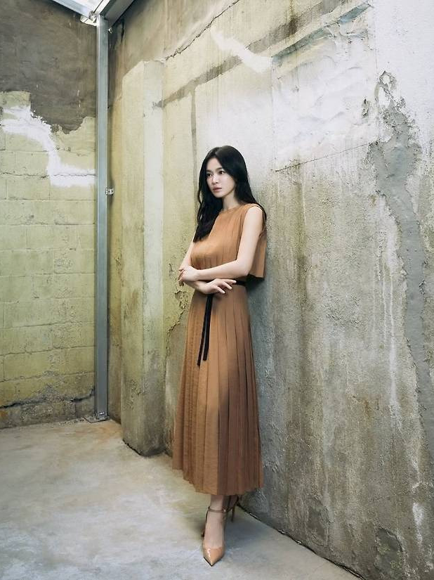 송혜교 봄보다 먼저 온 비주얼 민소매 플리츠 원피스로 뽐낸 완벽 각선미 스타와 라이프