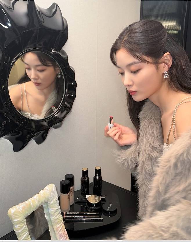 김유정 맞아 직각어깨 뽐낸 레이스 탑 여리여리 퍼재킷 훌렁 벗은 드레스룩 뷰티는 내운명