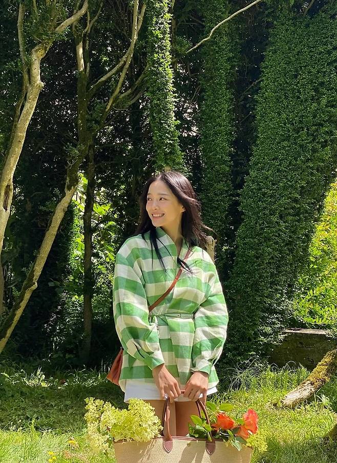 김세정 파리에서 봄 소풍 생기발랄 오프숄더 원피스와 랩 재킷 피크닉룩 패션엔