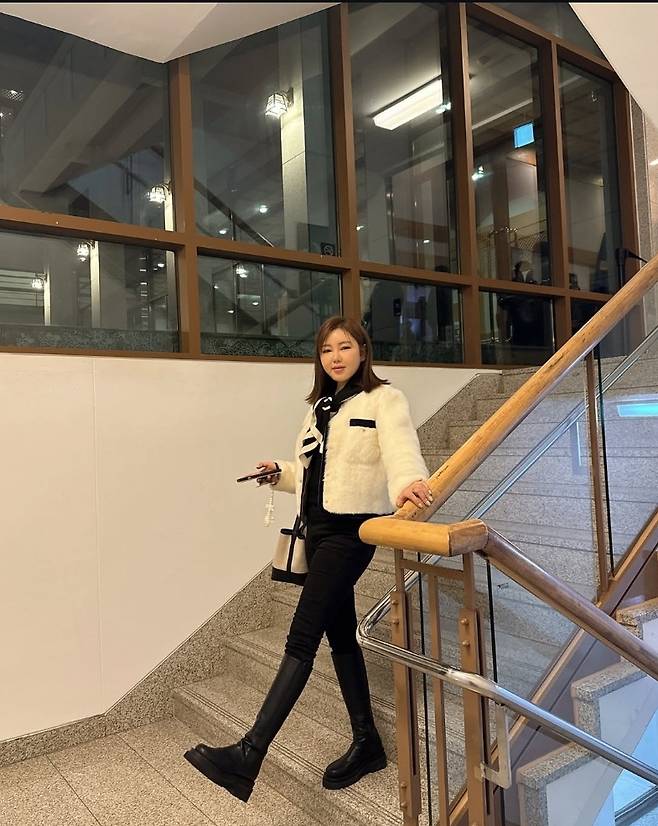 송가인 우아한 겨울 여신 블랙앤화이트 세련美 끌어올린 단아한 클래식룩 대본은 내운명