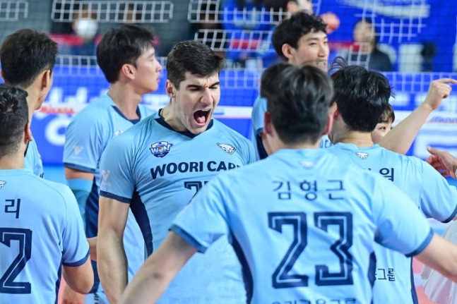 우리카드 삼성화재 잡고 승점 40점 고지 등정···봄배구 향한 ‘실낱 희망 이어가
