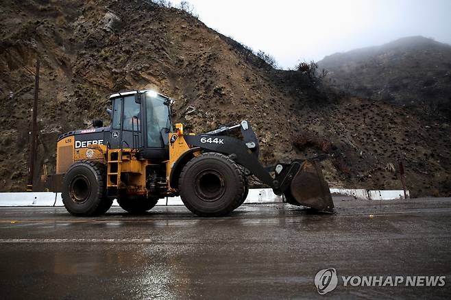 La 산불 후 9개월치 비가 한꺼번에 쏟아져곳곳 진흙탕 급류