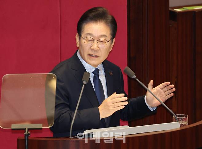 이재명은 왜 전국민 25만원·지역화폐에 집착할까