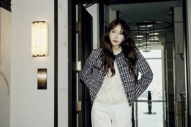이지아 168cm 48kg 긴 다리 슬림 실루엣 품격 있는 트위드 데님 데일리룩 뷰티는 내운명