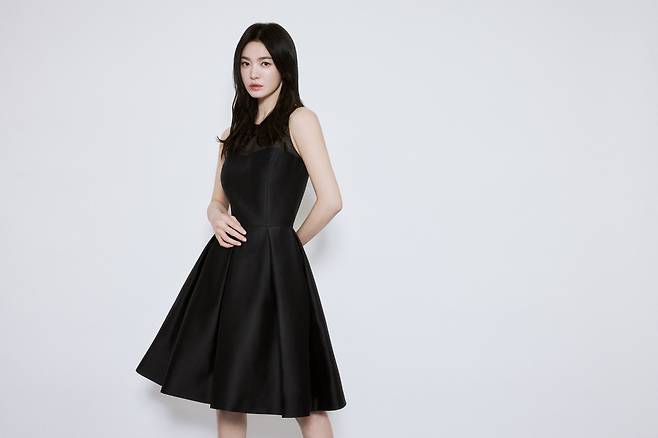 송혜교 봄을 사로잡은 완벽한 여신美 고급스럽고 시크한 블랙 페미닌룩 대본은 내운명