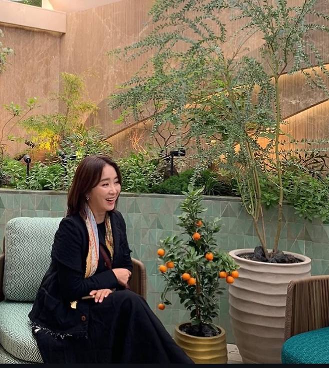 유명 판사와 ‘100일 만에 결혼 56세 아역 출신 여배우의 세련된 블랙 스타일링 스타와 패션