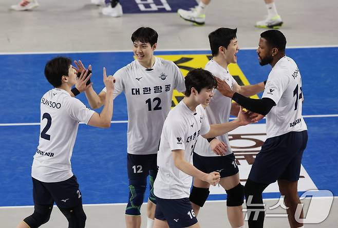 정규리그 1위 코 앞에서 주저앉은 현대캐피탈 대한항공에 일격의 패