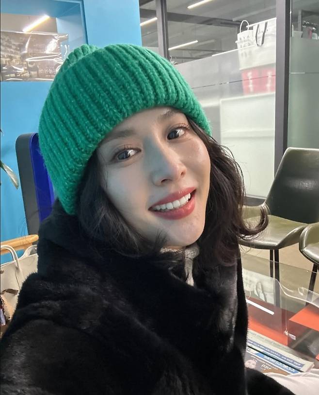 조여정 X자 뒤태 인피니티풀 풍덩 초록색 비니로 동안미모 더 어려진 바캉스룩 뷰티는 내운명