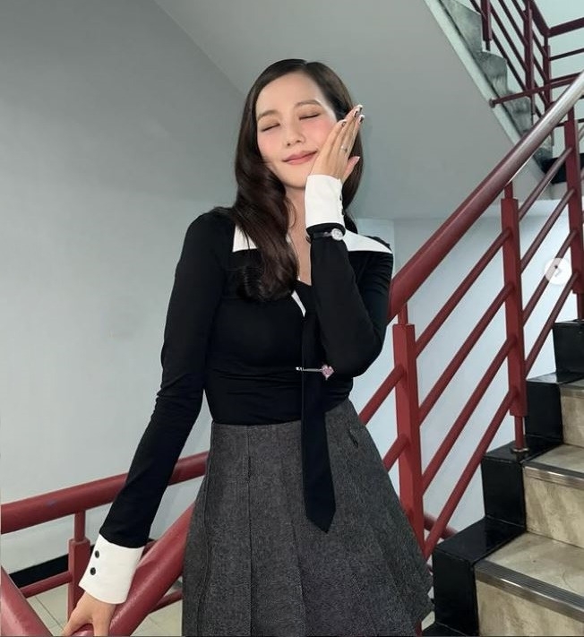 블랙핑크 지수 세라복 니트와 머리핀 조합여고생 같은 러블리 스쿨걸룩 패션엔
