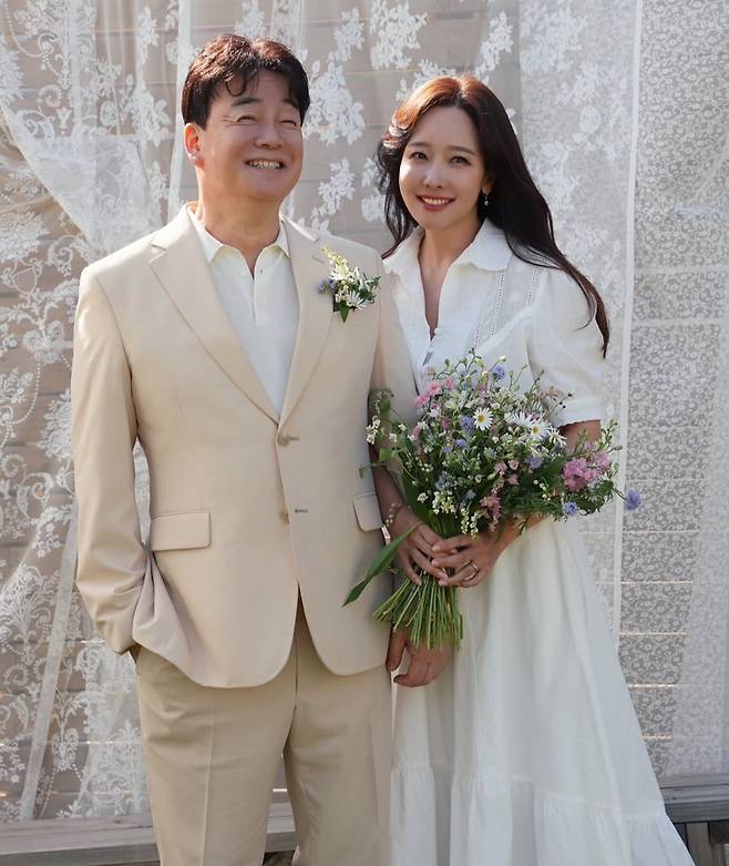‘복 터진 백종원 미모 몸매 모두 갖춘 15살 연하 43세 여배우의 화이트 원피스룩 투데이 셀럽패션