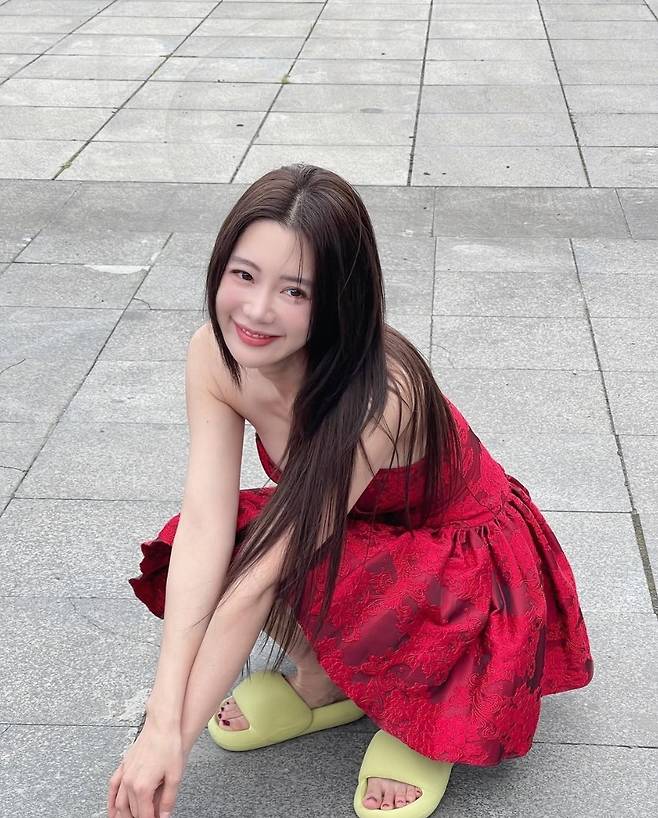 클라라 꽃처럼 날았다 비현실 마네킹 미모 개미허리 뽐낸 튜브탑 미니드레스룩 뷰티는 내운명
