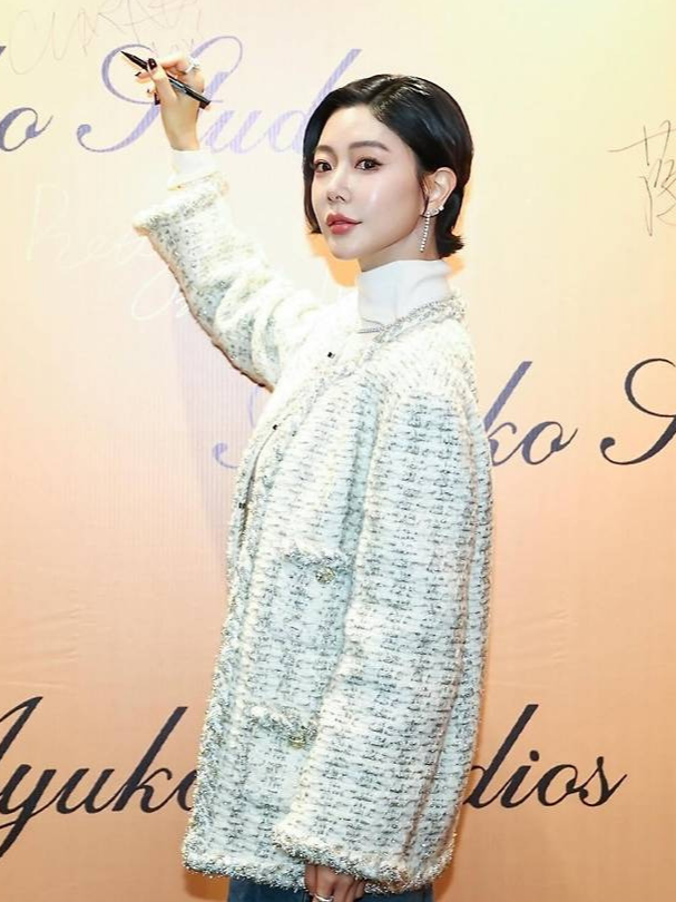이 조합 미쳤다 클라라 단발트위드룩으로 항저우 분위기 장악 스타와 라이프