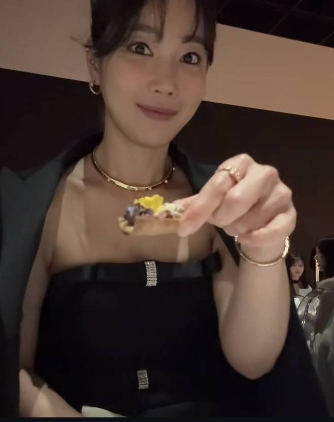 김태희 학벌 부러워한 여배우 미모로 분위기 올킬 튜브탑 드레스룩 눈길 스타와 라이프