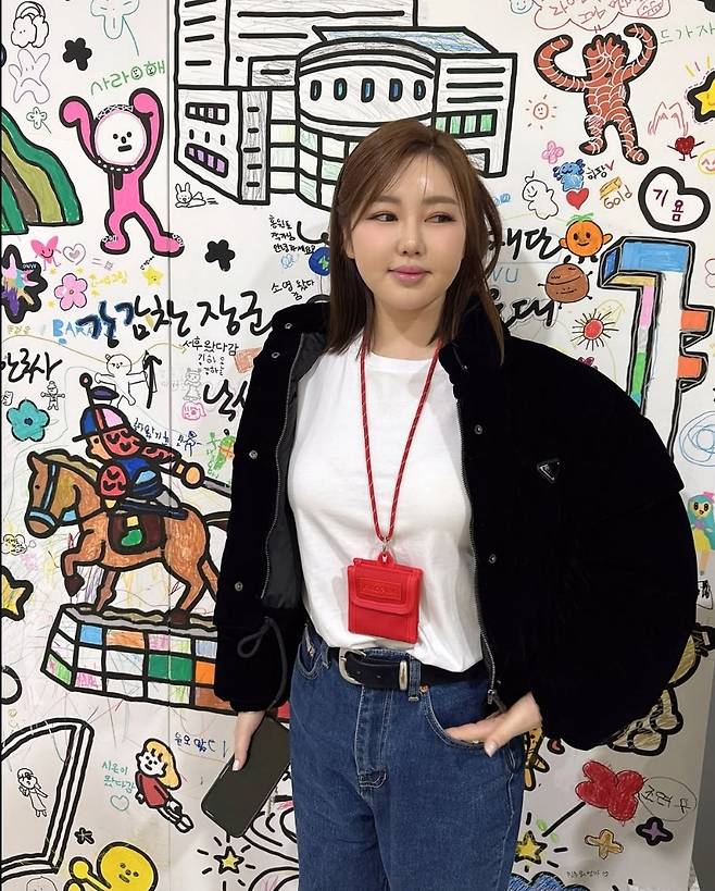 송가인 선물만 하진 않아 나를 위한 프라다 패딩 꼭 껴입고 청순미모 뽐낸 데님룩 뷰티는 내운명