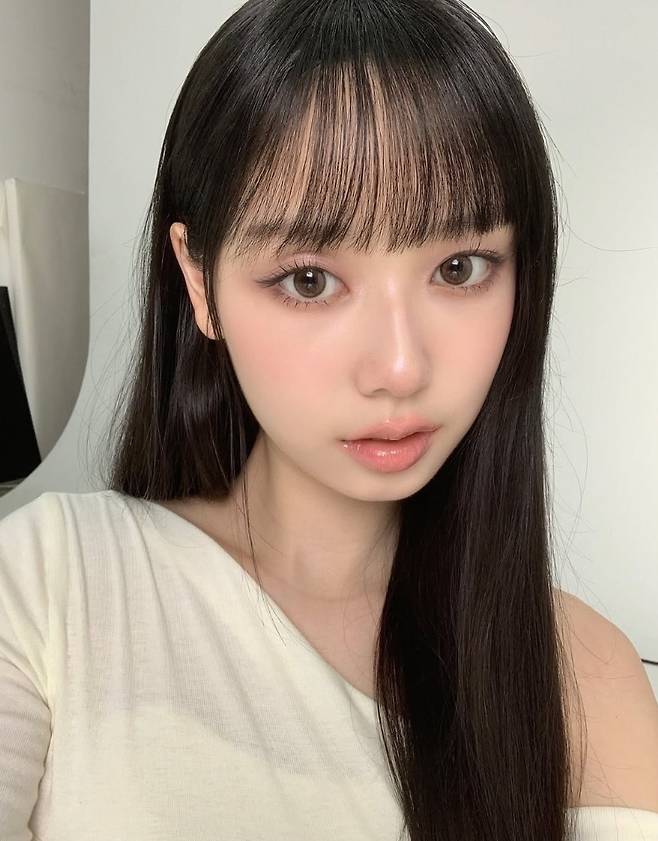 안유진 연습생 시절부터 친했던 미모의 여가수 여리여리 원숄더 비주얼 대본은 내운명