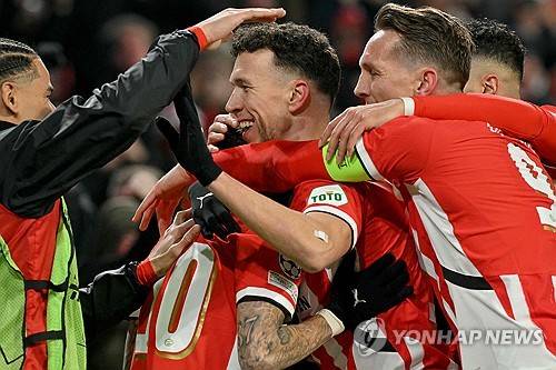 토트넘 봤나? 페리시치 2G 연속골 미쳤다!…PSV, 거함 유벤투스 무너트리고 16강 기적! [UCL 리뷰]