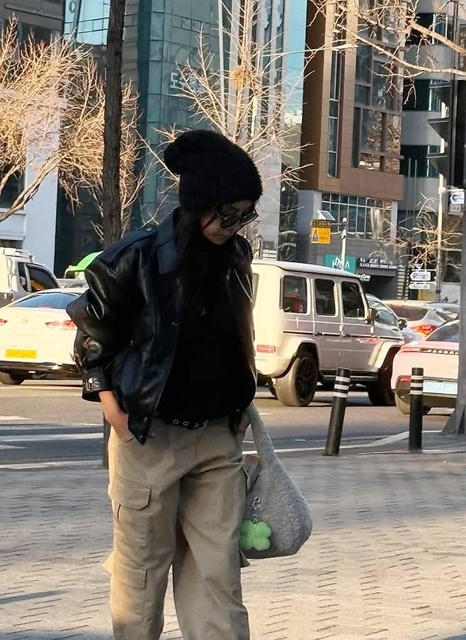 황신혜 60대 패셔니스타의 간절기 픽 카고 팬츠에 레더 재킷 힙한 간절기룩 패션엔