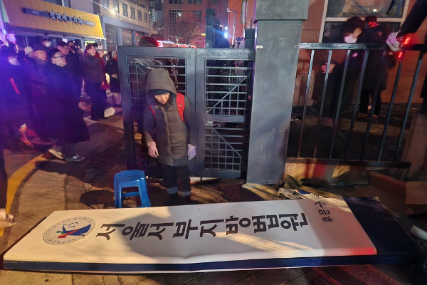 서부지법 폭동 그날 너희는 개” 경찰 조롱에 기름 뿌려 방화 시도