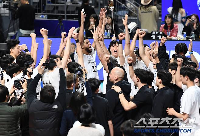 끝내 5라운드에 끝 부임 첫해 코보컵 우승→7년만에 정규리그 1위 블랑 매직 세번째 트로피 향해 준비 장충 코멘트