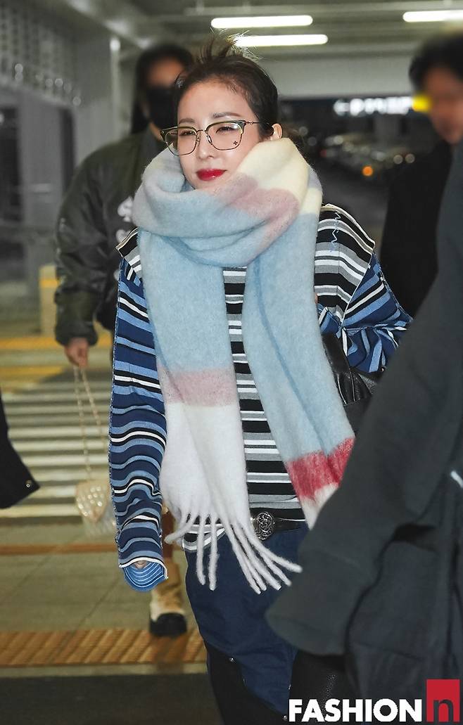 투웨니원 산다라박 칼바람 비켜 외투 대신 머플러로 끝낸 한겨울 패셔니스타 패션엔