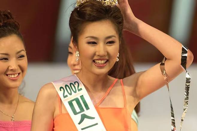 26살 연상의 재벌 회장과 결혼했더니 동갑 외동딸 생겼다는 연예인 뉴스에이드