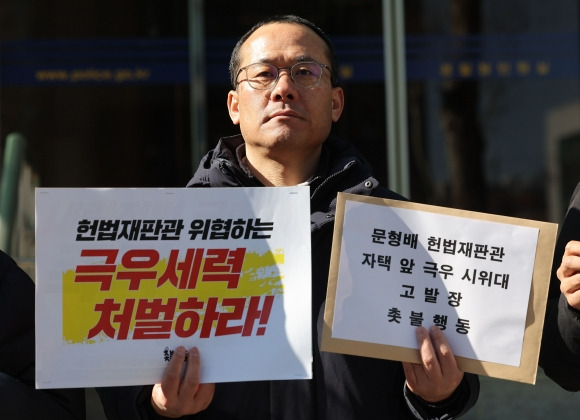 아침·저녁으로 단지 앞 소음도를 넘은 자택 시위 취중생