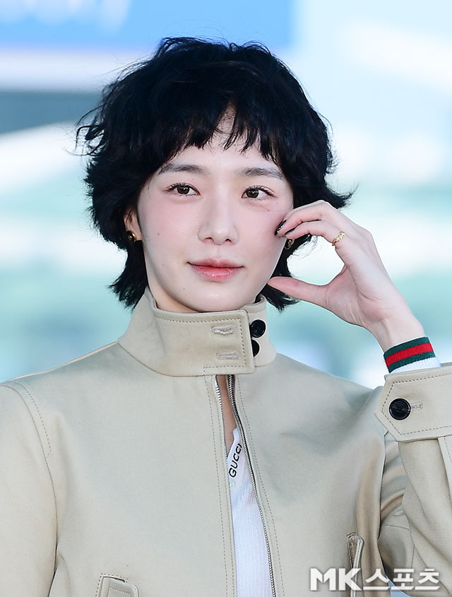 박규영 웨이브 숏컷으로 사랑스럽게 네온백 뉴트로 데님 밀라노 출국 공항패션 뷰티는 내운명