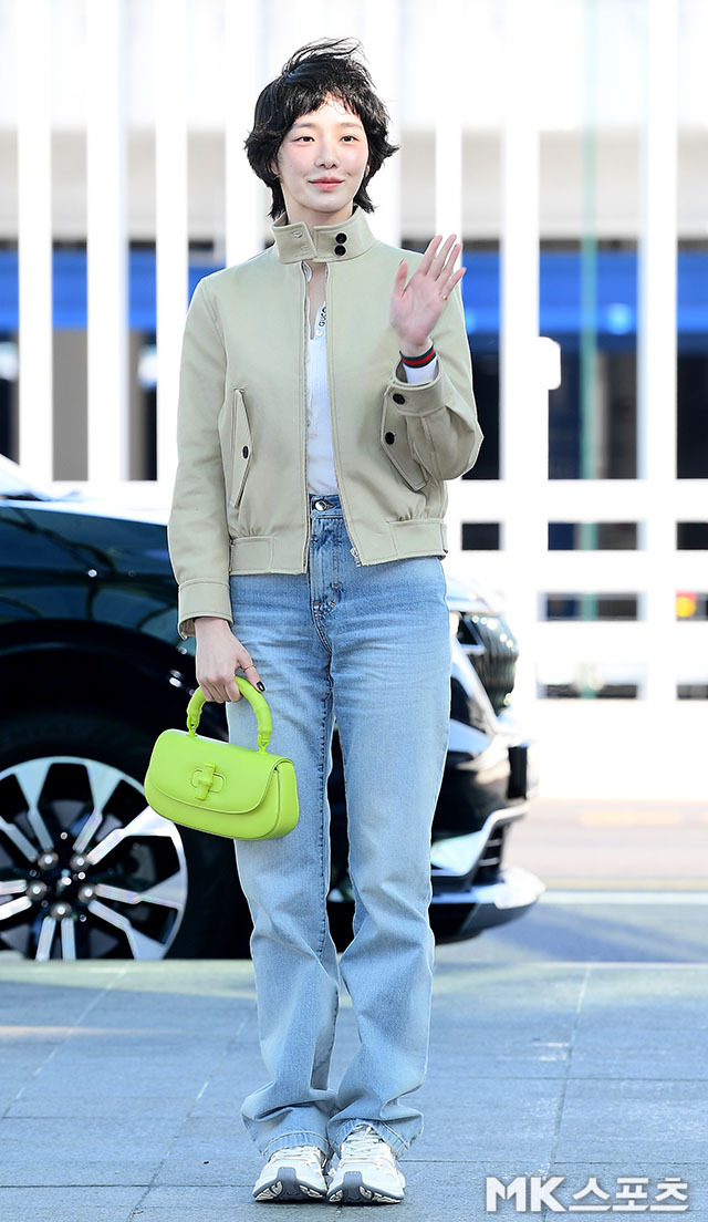 박규영 웨이브 숏컷으로 사랑스럽게 네온백 뉴트로 데님 밀라노 출국 공항패션 뷰티는 내운명