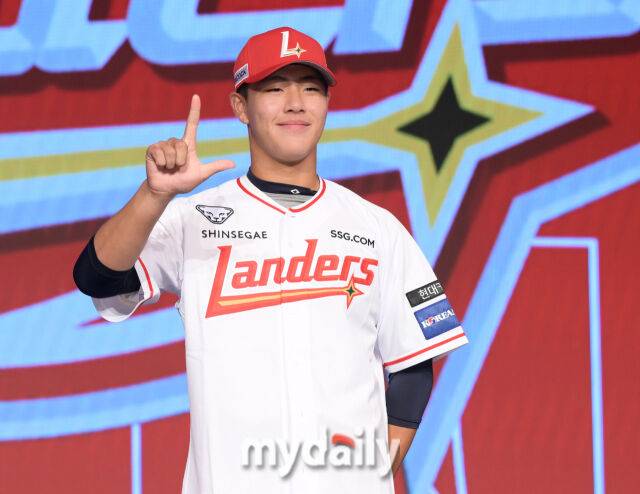 "스윙하고 당황을" 157km K-머신 강속구에 깜짝, 프로는 이런 곳…SSG 19살 대형 신인 포수, 그래서 더 설렌다