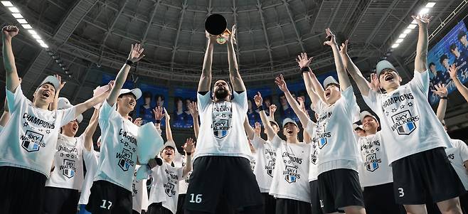 오기노의 레오 재계약 포기 ‘나비효과 현대캐피탈의 ‘7시즌 만의 정규리그 1위‘라는 엄청난 결과를 가져왔다