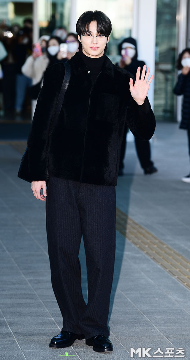 변우석 ‘훤칠한 비율 뽐내며 Mk포토