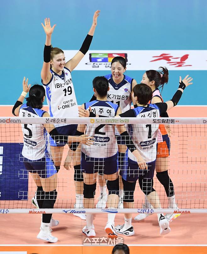 만원 관중 앞에서 빛난 김연경의 라스트댄스 흥국생명 파죽의 11연승1위 확정 ‘초읽기 현장리뷰