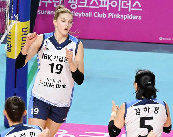 '6067명 매진' 흥국생명, IBK 꺾고 11연승-정규리그 우승 목전에