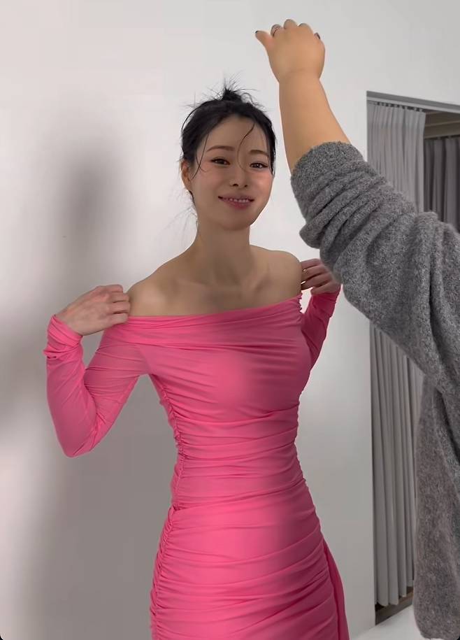 임지연 너무 내린 오프숄더 갈수록 여리여리 실물판 바비 완성 딱붙핏 원피스룩 뷰티는 내운명