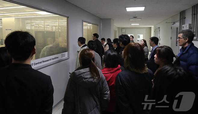 "영화 세트장 같아" UNIST 연구시설 둘러본 APEC 19개국 회원대표들