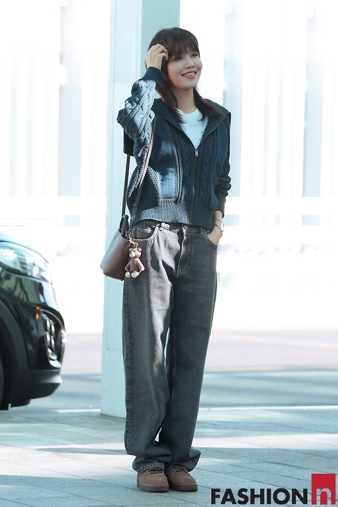 소녀시대 수영 미모의 공항 잇걸 꾸안꾸가 완벽 니트 카디건 밀라노 출국 패션엔