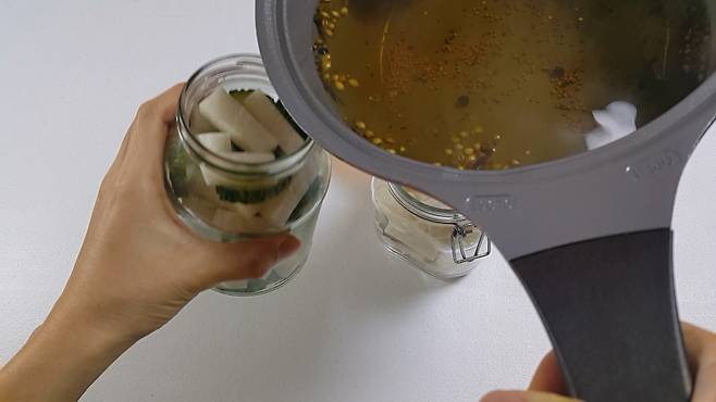 피클에 물 대신 이것을 넣고 담그세요 감칠맛 10배 오이 무 피클 레시피 입니다 깽스키친