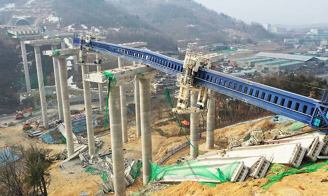 필요한 조치에 최선” 현대엔지니어링 ‘안성 고속도로 공사장 붕괴 공식 사과