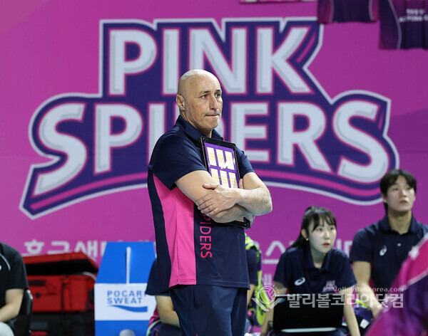 경기를 지켜보는 아본단자 감독흥국생명 매직넘버 1