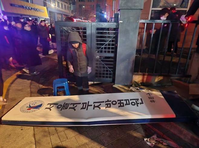 서부지법 난동 녹색점퍼남 등 4명 구속기소총 74명 재판行