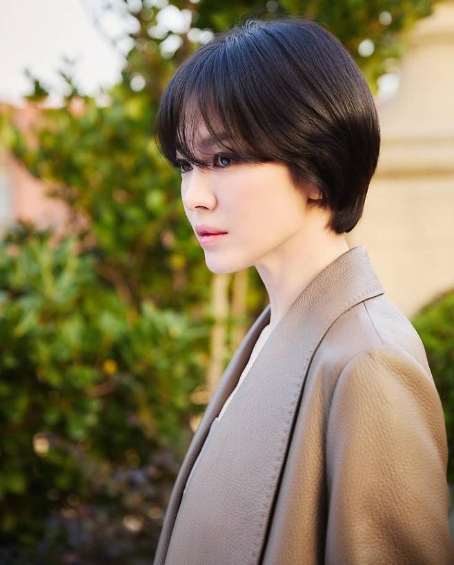 송혜교 정말 너무하네 단발병 유발하는 여신미모90도 돌때마다 날렵한 실크 드레스룩 뷰티는 내운명